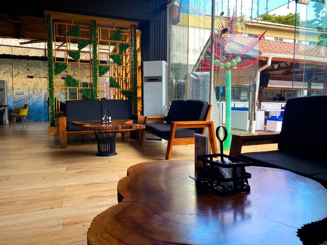 Sidewalk Lounge – Zeperoni