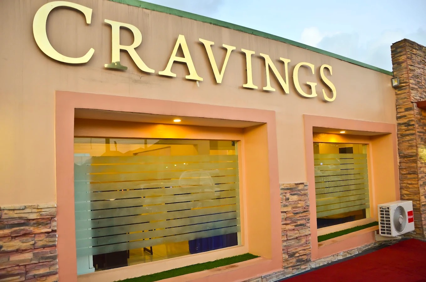 CRAVINGS RESTAURANT AND BAR – Zeperoni