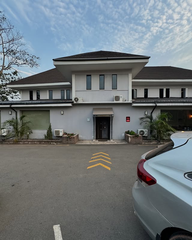 The Manor – Zeperoni