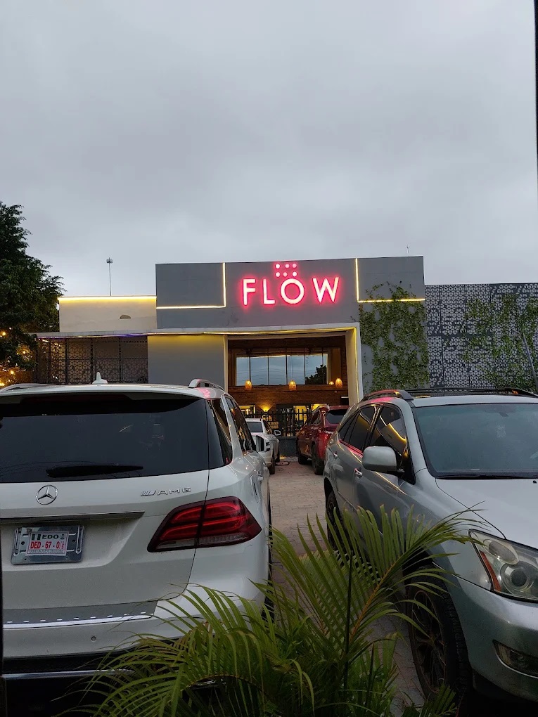 Flow Lounge & Restaurant – Zeperoni